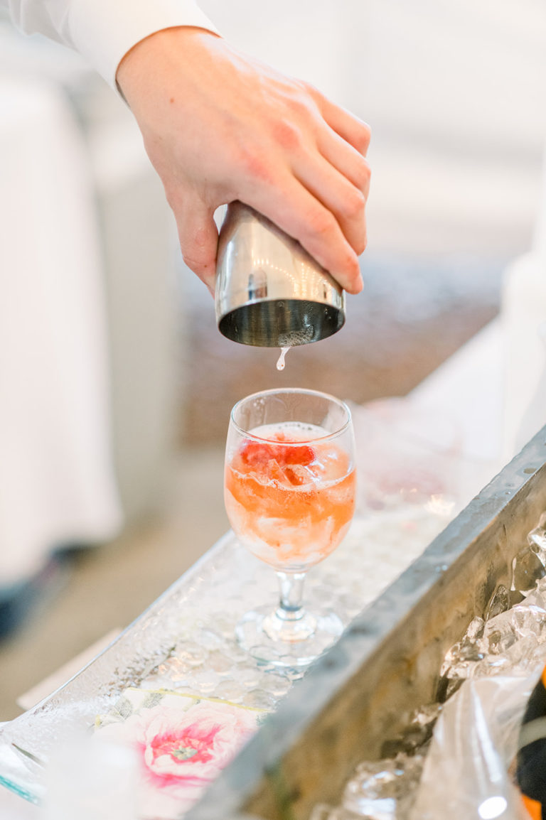 Your Must Have Signature Cocktails - simplylovedweddings.com